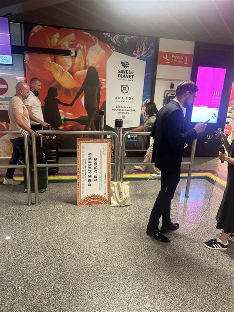 Michał Moch on Twitter Na lotnisku tłumy oczekujące nowej gwiazdy