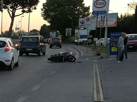 Incidente A Civitanova Due Giovani Centauri Trasportati Al Pronto