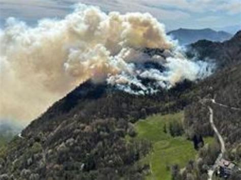 Torino Incendio Sotto La Sacra Di San Michele Corriere It