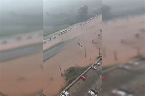 Vídeos van ônibus e carros ficam ilhados em rodovia alagada no DF