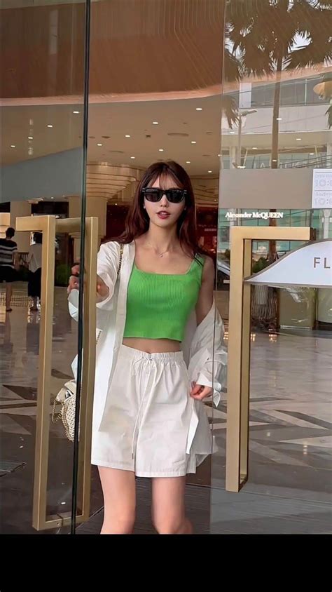 あべなつきさんのインスタグラム動画 あべなつきInstagram プーケットにきたよ 白のシャツのセットアップとグリーンの