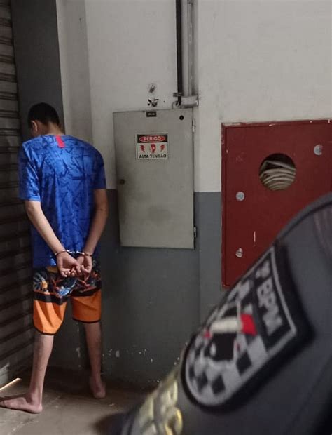 Homem é preso pela PM ao ser flagrado furtando roupas no shopping