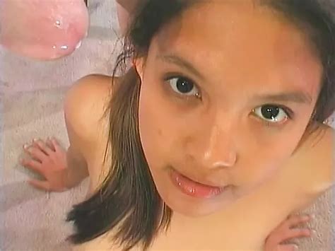 Sừng nhỏ tit cheerleader mật ong trên hồ bơi bàn sự nịnh hót và làm