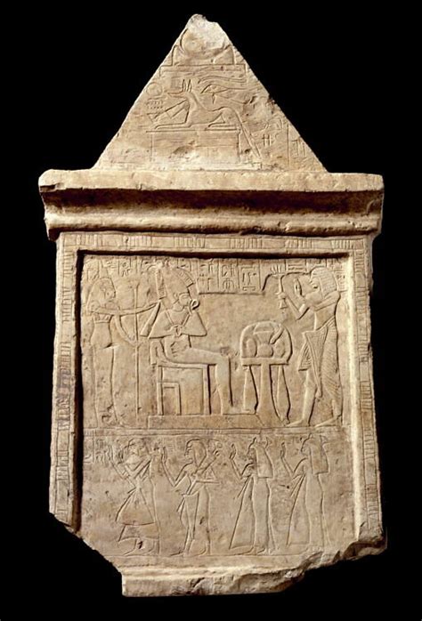stèle rectangulaire à corniche et pyramidion stèle à deux registres