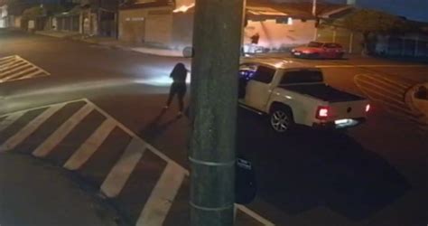 Empresária suspeita de perseguir e atirar em homem no meio da rua em