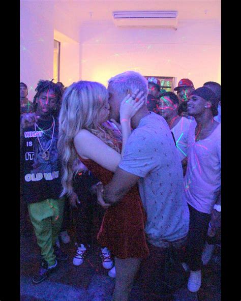 Foto Sophia Abrahão e Micael Borges se beijam na frente dos amigos