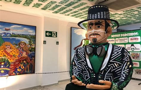 Sem Desfile Para Os Foli Es Homem Da Meia Noite Completa Anos