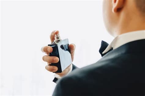 10 Rekomendasi Parfum Refill Untuk Pria Yang Tahan Lama Dan Viral Di