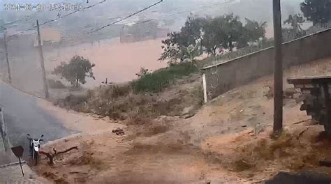 Vídeo Muro de escola desaba após fortes chuvas na Grande Belo