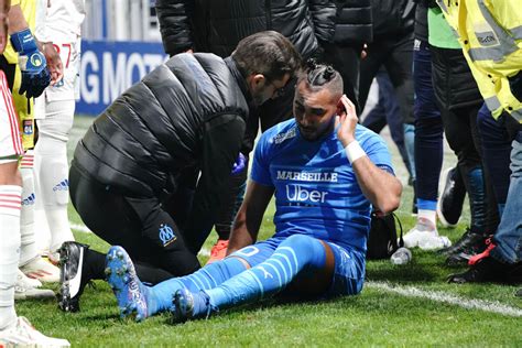 Photo Dimitri Payet Olympique De Marseille Blesse A Terre Apres Un