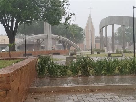 Semana começa céu encoberto e pancadas de chuva em grande parte do