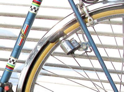 Comment brancher une dynamo bouteille sur une roue de vélo