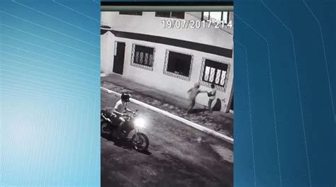Vídeo mostra assalto a mulher na porta de casa em Rio Marinho Vila