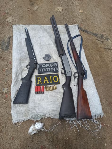Cinco pessoas são presas e três armas de fogo e munições são