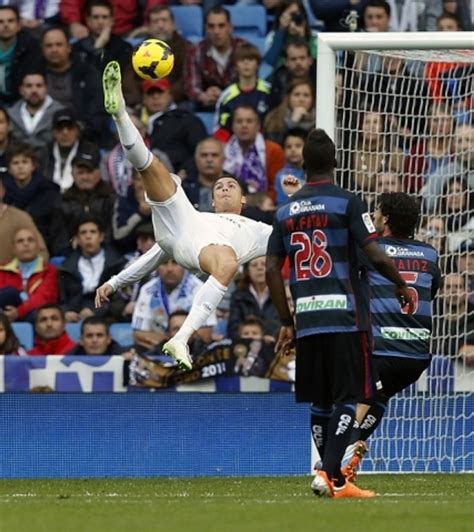 Cristiano Ronaldo Uk Zal Na Santiago Bernabeu Zlat M Galerie