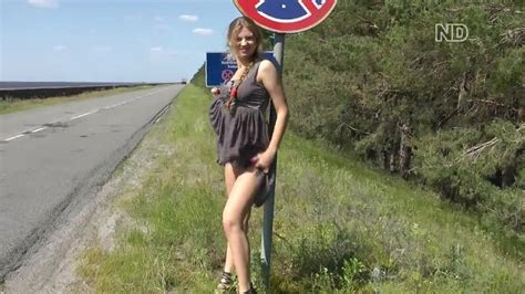 Голая Украинка в пригороде на дороге украинская блядь на трассе а потом