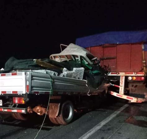 Choque Entre Camiones Deja A Un Lesionado Y Una Persona Atrapada