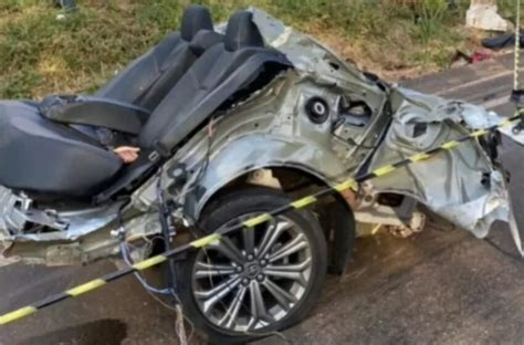 Carro fica partido ao meio após grave acidente na BR 376 uma pessoa