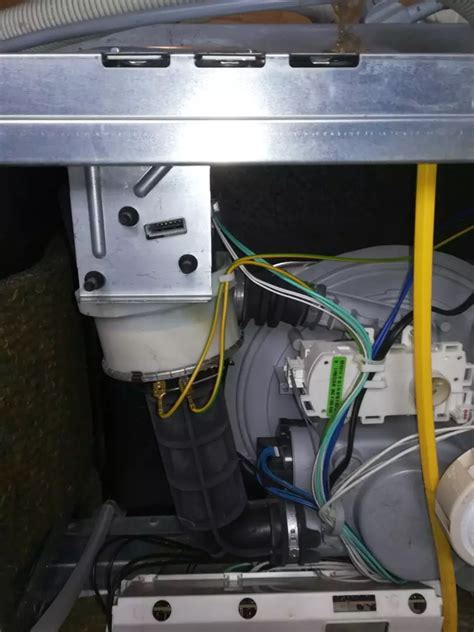 Wymiana pompy myjącej w zmywarce Whirlpool ADG9840 1 Naprawiaj nie