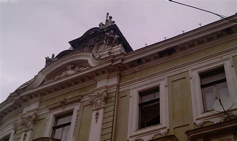 Doua Bucati Din Acoperisul Unei Cladiri De Pe Strada Iuliu Maniu Din