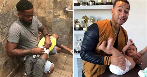 La foto di un papà che cambia il pannolino del figlio nel bagno degli