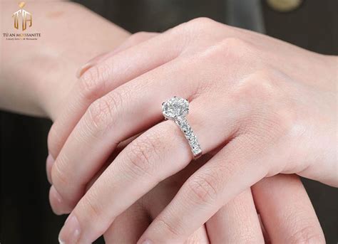 Nhẫn Đính Hôn Đeo Ngón Nào Bí Quyết Cho Chàng