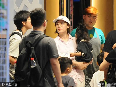 孙俪邓超带儿女逛商场 小花妹妹丸子头超可爱 手机凤凰网