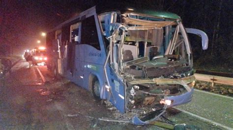 Colisão entre ônibus e caminhão deixa dez pessoas feridas na rodovia de