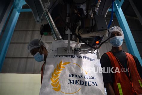 In Picture Kemas Beras Bantuan PPKM Bulog Gunakan Mesin Rice To Rice