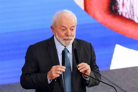 Lula assina decreto que reajusta salário mínimo para R 1 412