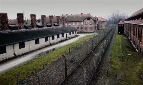 Un drone muestra un recorrido por el campo de concentración de
