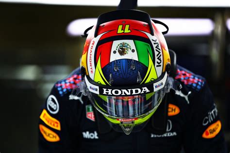 Piloto Checo Pérez presenta nuevo casco de carreras Gasolineras México