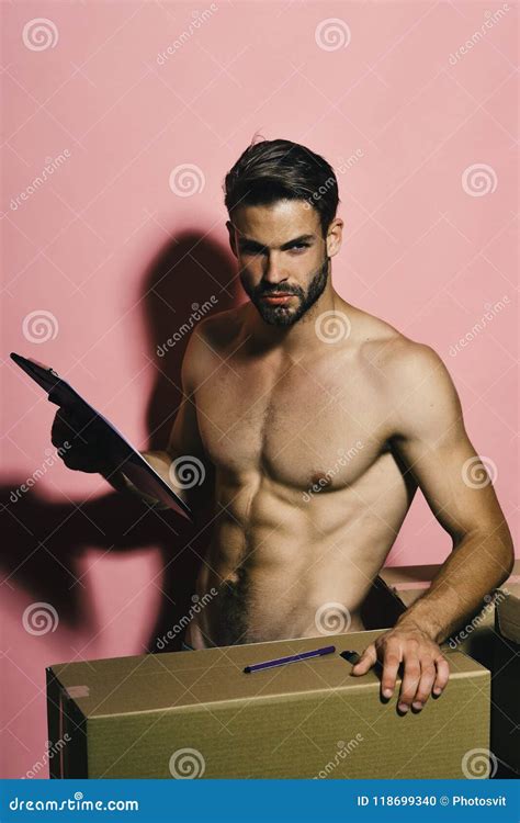 Kerl Mit Dem Sexy Torso Steht Hinter K Sten Nackt Stockfoto Bild Von