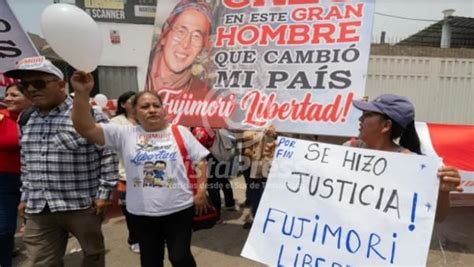 El indultado expresidente peruano Alberto Fujimori sale de prisión