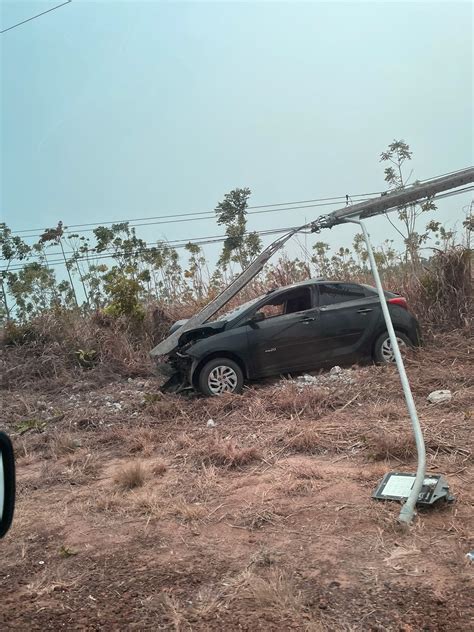 Motorista fica ferido após perder controle da direção e derrubar poste
