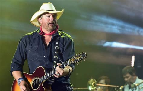 Toby Keith renomado cantor de música country morre aos 62 anos