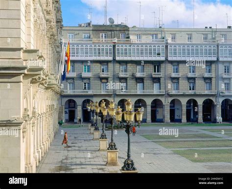 PLAZA DE MARIA PITA EDIFICIOS PORTICADOS CON GALERIAS Y FACHADA