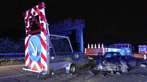 Schwerer Unfall Auf A3 Auto Schleudert In Lkw Auflieger