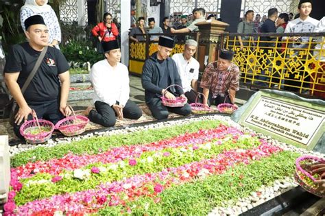Blusukan Ke Jatim Kaesang Ziarah Ke Makam Gus Dur Di Jombang