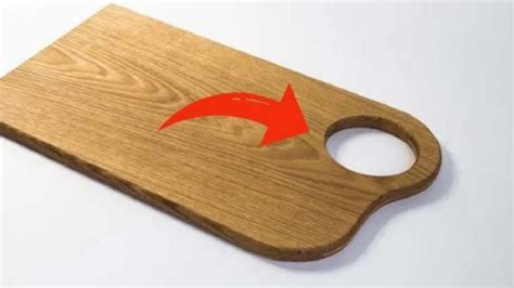 Astuce découverte du jour à quoi sert le trou dans la planche à découper