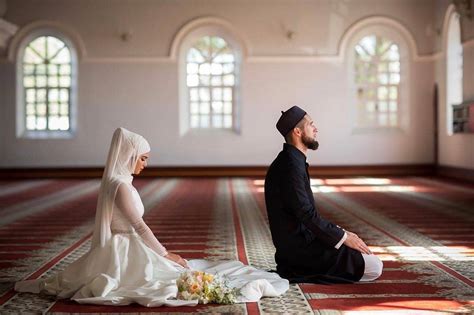 Hijabi Muslim Couples Namaz E Isha Quotes WallpaperUse