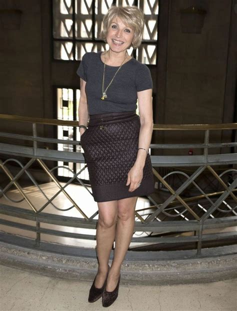 Evelyne Dhéliat Sexy en jupe courte jambes nues et escarpins
