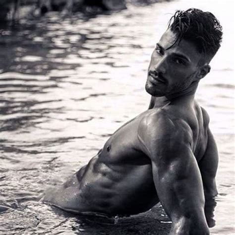 Eric Pedrosa Con El Torso Desnudo En El Agua Torsos Desnudos Los
