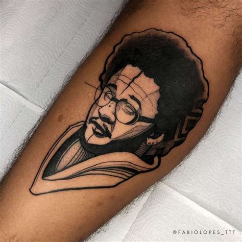 Tatuador se especializa em pele negra Faço arte de preto para preto
