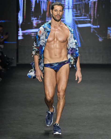 Foto José Loreto surpreendeu sunga fio dental em desfile da The