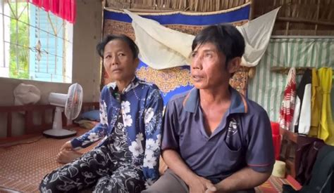Người đàn bà 58 tuổi cưới chồng kém 20 tuổi luôn yêu thương chăm sóc