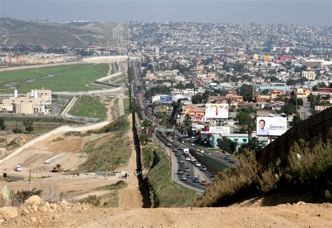 Un mur entre les Etats Unis et le Mexique nouvelle s frontière s