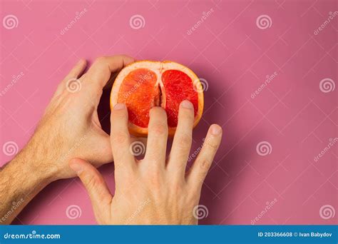 Sexy Le Concept Du Pamplemousse Symbole Du Vagin Et Le Clitoris Rose Sur Fond Photo Stock