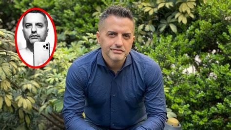 La foto de Ángel de Brito mostrando su cuerpo frente al espejo que