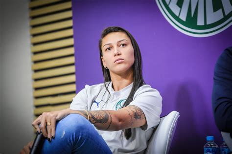Bia Zaneratto fala sobre sua história no Palmeiras e identificação